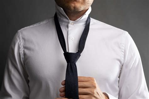 How To Tie A Full Windsor Knot Aka Double Windsor The Modest Man