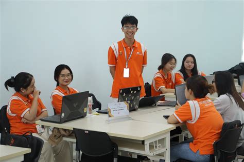 Sinh viên Digital Marketing FPT Polytechnic Cần Thơ làm gì trong tiết học thực hành Cao Đẳng