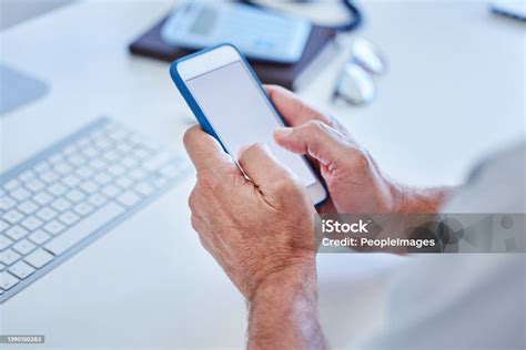 사무실에서 빈 화면이있는 휴대 전화를 사용하여 인식 할 수없는 사업가의 클로즈업 샷 60 64세에 대한 스톡 사진 및 기타 이미지 60 64세 Brand Name
