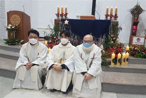 교우포토갤러리 신부님들 구유경배 후 한컷