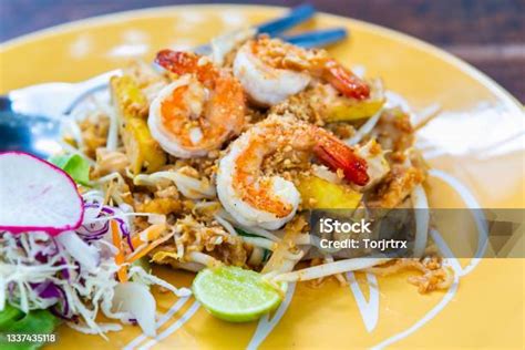 새우 또는 패드 타이와 튀긴 국수 태국 스타일 태국의 유명한 전통 태국 음식 길거리 음식 거리에 대한 스톡 사진 및 기타 이미지 Istock