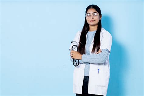청진기가 있는 흰색 코트를 입은 아시아의 아름다운 여성 의사의 의료 개념 허리 의대생 카메라를 바라보며 웃고 있는 여자 병원 직원 의사에 대한 스톡 사진 및 기타 이미지