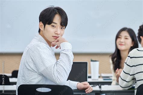 아시아 고등교육 강의실에서 수업 또는 공부중에 뒤를 보며 이야기 또는 토론 하고 있는 아시아 대학생 남자와 여자 모델 Stock 写真 Adobe Stock