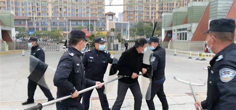 我校举行校园反恐防暴应急演练