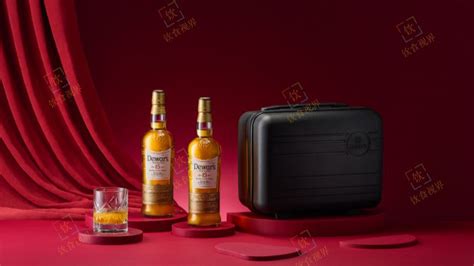 买酒送旅行箱 帝王 Dewar s 推出2023年新春威士忌礼盒 哔哩哔哩