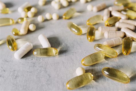 간유 건강 건강 관리 개념 건강 보조 식품 고통 구슬 기능 식품 노란색 캡슐 다이어트 약 대리석 탑 대체 의학