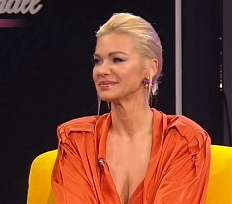 Nata A Bekvalac Se Pojavila Na Njihovim Vratima Sa Maskom Preko Lica I Erpom U Ruci Peva Ica