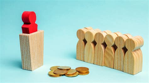 비즈니스 리더의 개념입니다 목표 및 사업 전략 팀 및 제공 지침과 포인트의 앞에 서 있는 보스 사업 계획입니다 금융 위험 관리입니다 시작 가리키기에 대한 스톡 사진 및 기타