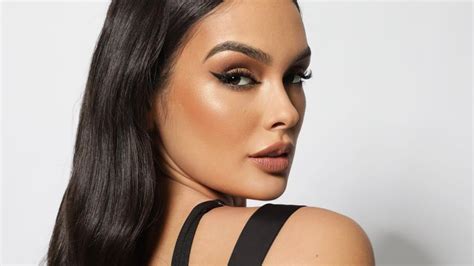 Ex Bbb Larissa Santos Empina O Bumbum Com Look Colado E Impressiona F S