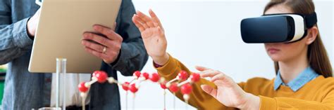 젊은 교사 화학 수업에서 학생 들을 가르치고 가상 현실 안경 및 3d 프레 젠 테이 션을 사용 하 여 교육 Vr과 외 새로운 기술 및 교육 방법의 개념 가상현실에 대한 스톡