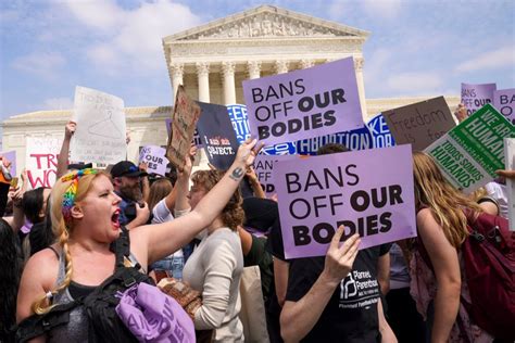 АНУ д үр хөндөх эрхийг цуцлах талаар хэлэлцэж эсэргүүцэгчид шүүхийн