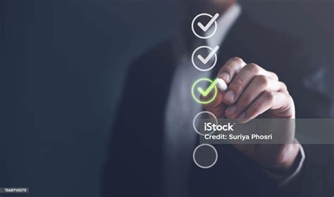 사업가는 품질 문서 관리 체크리스트와 비즈니스 승인 프로젝트 개념에 대한 확인란의 올바른 기호 표시를 선택하기 위해 터치합니다 체크리스트에 대한 스톡 사진 및 기타 이미지