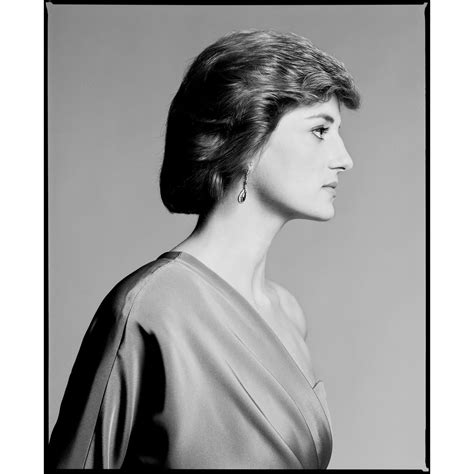 Kensington Palace Displays Never Before Seen Princess Diana Portrait Us Weekly