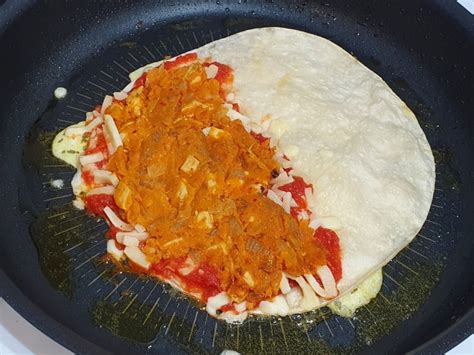 계란 입힌 매콤 치킨 또띠아 요리