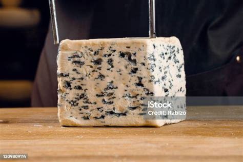 블루 치즈를 슬라이스 문자열 접시에 치즈의 혼합 슬라이스 도르블루 고르곤졸라 로크포르트 프랑스 미식가 전통 요리 0명에 대한 스톡 사진 및 기타 이미지 Istock