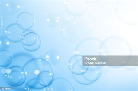 아름 다운 투명 반짝이는 푸른 비누 거품 공중에 떠 있습니다 빈 공백 추상적인 재미있는 배경 파란색 그라데이션 흐릿한 배경 비누 거품의 상쾌함은 물을 거품으로 만듭니다 0