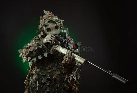 Francotirador Con Traje De Camuflaje Poncho Y Máscara De Gas Con Rifle