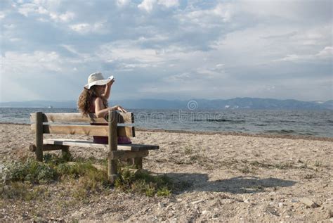 Filles S Asseyant Sur Un Banc Regardant La Mer Image Stock Image Du Dame Mod Le