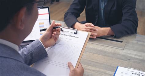 비즈니스 회사 사무실에서 자신감 있는 후보자와 인터뷰하는 인적 자원 관리자 채용 면접을 한 구직자는 이력서를 제공합니다 헤드헌터 에이전트 및 지원자와의 면접 심문에 대한