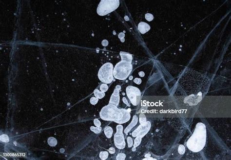 스크래치와 얼어 붙은 거품이있는 얼음 질감 윈더 추상적 배경 0명에 대한 스톡 사진 및 기타 이미지 0명 검은색 겨울