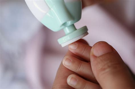 네일 파일로 손톱을 잘라 어머니는 자동 아기 손톱 파일 기계를 사용 하 여 아기 손톱을 작성 합니다 가위에 대한 스톡 사진 및 기타 이미지 Istock