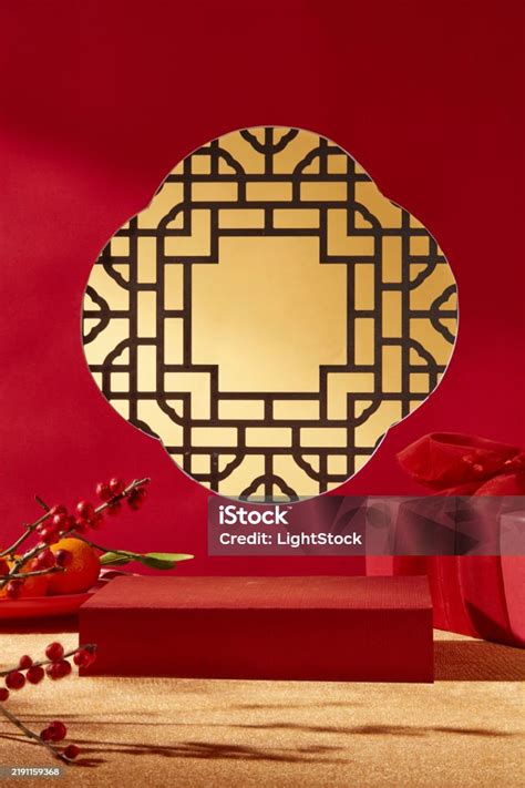 중국 설날 스타일을 가진 전통적인 창틀에 정면 촬영에서 수직 프레임 사진 중앙에 배치된 대형 쇼케이스 플랫폼과 일부 Tet 장식 품목이 주변에 배치되어 있습니다 0명에 대한