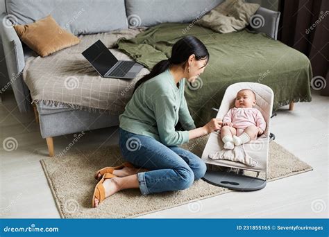 Madre Hablando Con Su Pequeña Hija Imagen De Archivo Imagen De