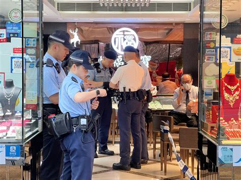 男賊持槍鐵槌劫珠寶店 負責人阻止事敗逃去 晚上落網 2349 20230512 港聞 即時新聞 明報新聞網