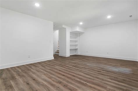 가구가 없는 방 가정 환경 각색 거주 공간 건축 깔끔한 방 깨끗한 공간 깨끗한 라인 넓은 방 리노베이션된 객실 매립형 조명 문 문호 개방 바닥 밝은