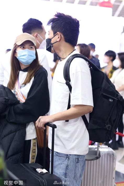 苏醒结束再出发2录制 与妻子恩爱同行离开机场 新浪图片