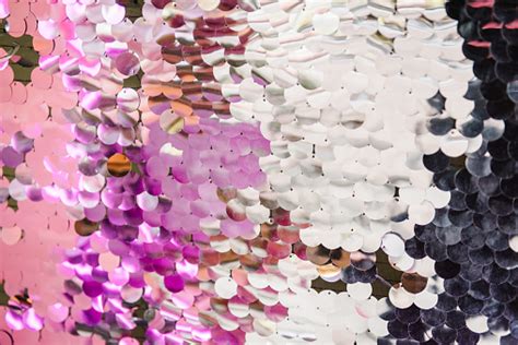 컬러 반짝이는 배경입니다 파티 시간을 위해 반짝이는 장식이 있는 은색 사진 부스 반짝이는 스팽글이있는 영역 결혼식을위한 축제 벽 생일 축하를위한 장소 2024년 새해 복