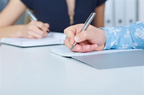 배경에 자신의 여성 동료와 함께 사무실 직장에서 노트를 만드는 비즈니스 사람 비즈니스 작업 재정적인 성공 공인 회계사 개념을 제공 합니다 2명에 대한 스톡 사진 및 기타