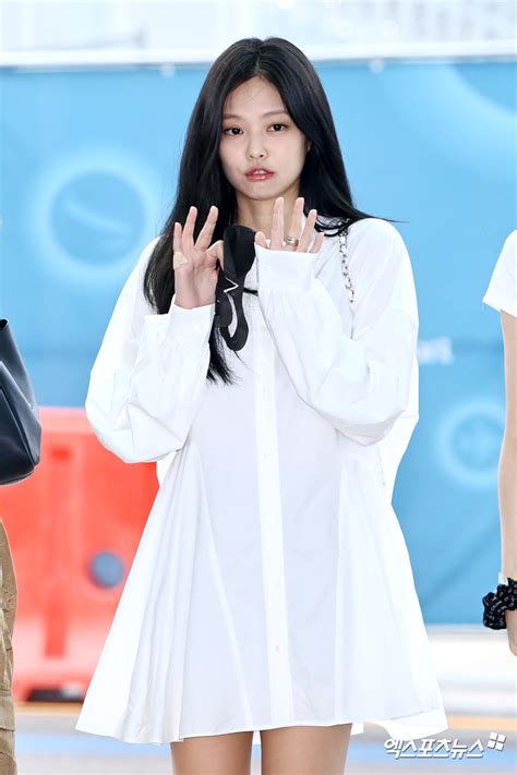 블랙핑크 제니 젠득이 깜찍한 손인사[엑s Hd포토]