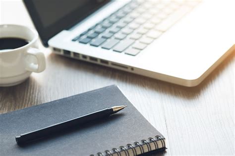 랩톱 컴퓨터와 나무 사무실 책상 테이블 아침에 홈 오피스에서 공급 노트북에 대한 스톡 사진 및 기타 이미지 노트북 디자인 전문가 머그 Istock