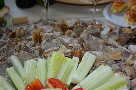 유기농 토마토와 오이는 나무 테이블에 얇게 썬 양고기와 함께 배열 음식 배열 건강한 생활방식에 대한 스톡 사진 및 기타 이미지 건강한 생활방식 건강한 식생활 고기