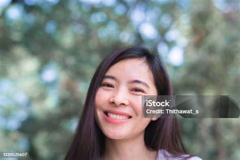 매력적인 성인 비즈니스 여성 아시아 소녀 행복하 고 미소 산책 길에 서 녹색 숲 아래 아침에 그녀의 사무실 사이 작업에 가서 35 39세에 대한 스톡 사진 및 기타 이미지