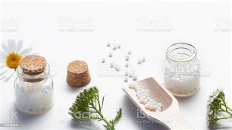 동종 요법 의약품과 약용 식물은 밝은 배경에 공간을 복사합니다 0명에 대한 스톡 사진 및 기타 이미지 0명 개념 건강관리와 의술 Istock