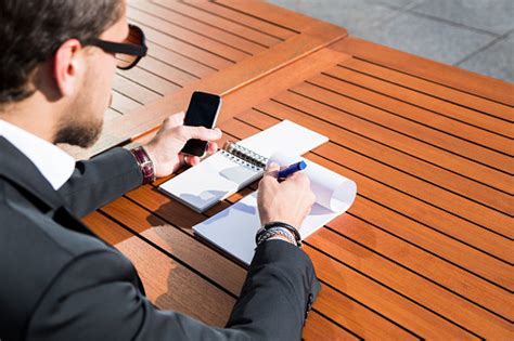 남성 사업가 또는 테이블에 검은 양복에 노동자와 노트북에 쓰기 경영자에 대한 스톡 사진 및 기타 이미지 경영자 금융 기업 비즈니스 Istock