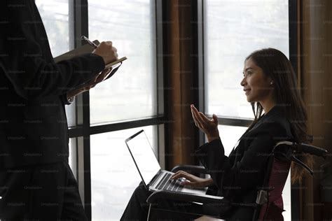 사무실에서 동료와 함께 일하는 장애를 가진 아름다운 사업가 사진 Unsplash의 태국 이미지
