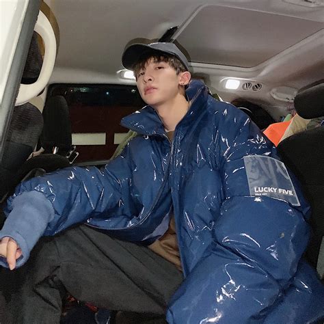 Зимняя куртка со стоячим воротником свободная яркая стильная кожаная хлопковая стеганая