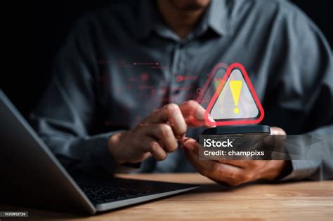 알림 오류 및 유지 관리 개념에 대한 시스템 경고 주의 표시 컴퓨터 네트워크에 대한 사이버 공격 사이버 보안 취약성 데이터 침해 불법 연결 손상된 정보 컴퓨터 해커에 대한