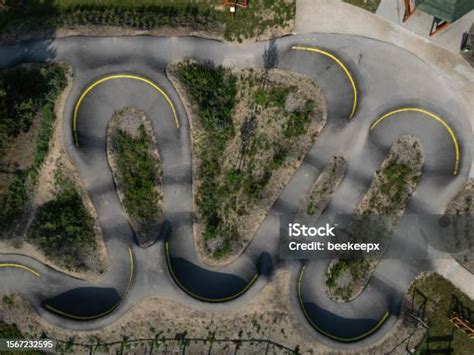 주차장의 자전거 도로 대형 펌프 트랙 트랙을 따라 자전거 스쿠터 스케이트 보드 및 인라인 스케이트를 이동하기 위해 페달을 밟거나 튀는 대신 펌핑 을 사용합니다 Bmx 자전거