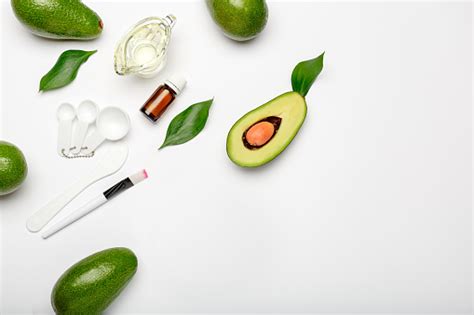 미용은 안면 마스크를 적용 요리세트 아보카도 잎 주걱 브러시 측정 숟가락 에센셜 오일 복사 공간이있는 흰색 배경에 오일 스킨 케어 영양이 풍부한 젊어지게 하는 화장품 0명에