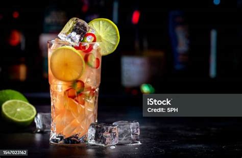 시암 선레이 알코올 칵테일 음료 보드카 코코넛 리큐어 생강 칠리 페퍼 소다 라임 주스 어두운 배경 바 도구 및 병 0명에 대한 스톡 사진 및 기타 이미지 Istock