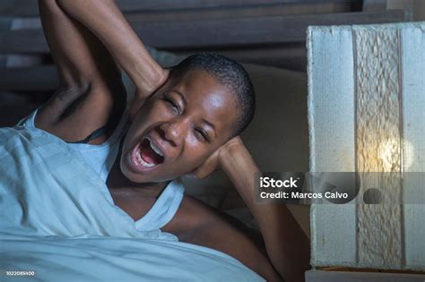 라이프 스타일 밤 여자의 초상화 젊은 슬 프 고 스트레스 블랙 아프리카 미국 침대 비명 화가 느낌 아픈 고통 불면증과 우울증 수 면 장애 개념에 절망에 누워 Mental