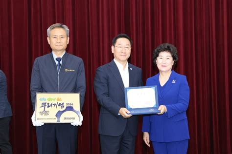 포토갤러리 1기 평산기공 서임순회장 3기 아카라테크 최영진 대표이사 시상식 바론교육