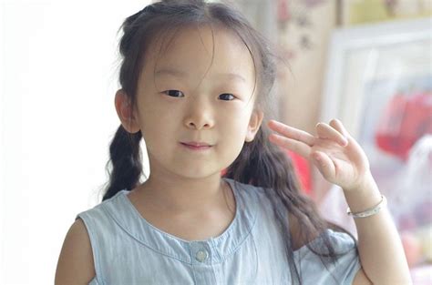 父母高颜值孩子却像爷爷，小眼睛让人无奈，哪些部位会隔代遗传？单眼皮