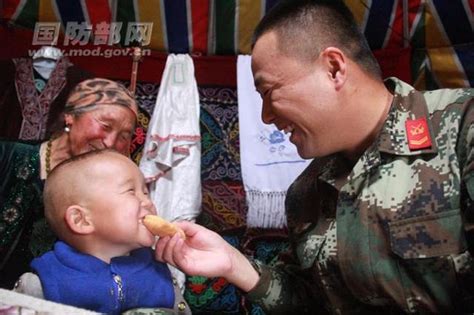 武警邊防官兵與少數民族群眾歡度古爾邦節 每日頭條