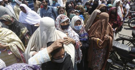 코로나19 보조금 위해 줄 선 파키스탄 사람들