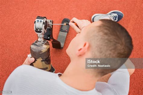 드라이버와 함께 실행 하기 위한 보 철 다리를 조정으로 젊은 러너 건강관리와 의술에 대한 스톡 사진 및 기타 이미지 건강관리와 의술 건강한 생활방식 근육질 체격